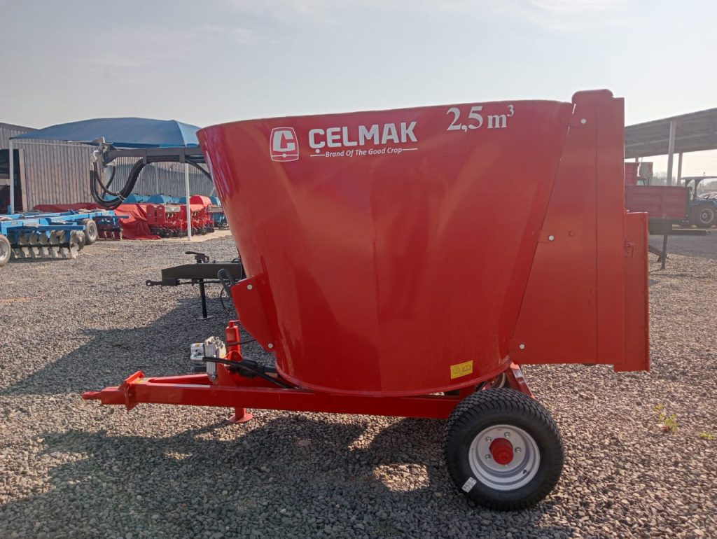 2.5 Cube Trailed Feed Mixer 3 Point Hyd - Tractor Giants