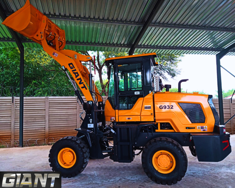 Giant Loaders - Tractor Giants